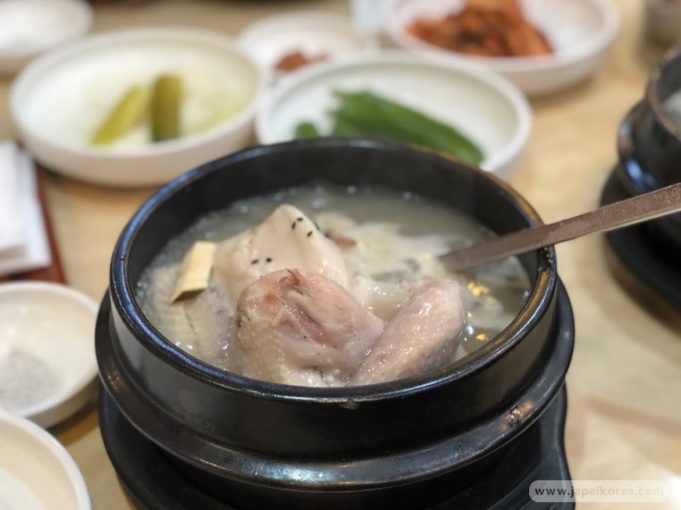 สุดยอดไก่ตุ๋นโสม บำรุงสุขภาพกับกิมจิโสม - Hanbang Samgyetang